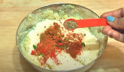 Aloo Sooji Masala Roti Recipe | How to make Aloo Sooji Paratha at Home ...