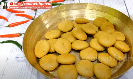 Masala Moong Dal Poori Recipe | Moong Dal Ki Puri Recipe | Moong Dal ...