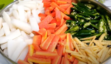 Gajar Muli Mix Achar Recipe | Gajar Muli Hari Mirch Ka Achar | Mooli ...